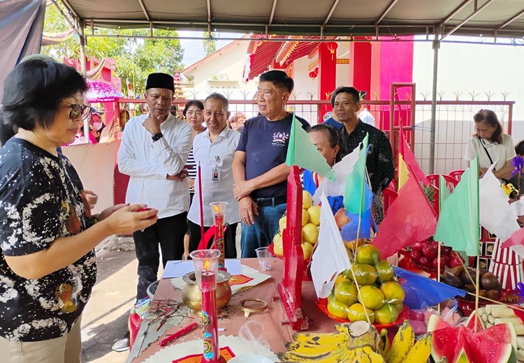 Sembahyang Rebutan di Kelenteng Kebumen, Ritual Bakti Leluhur dan ...